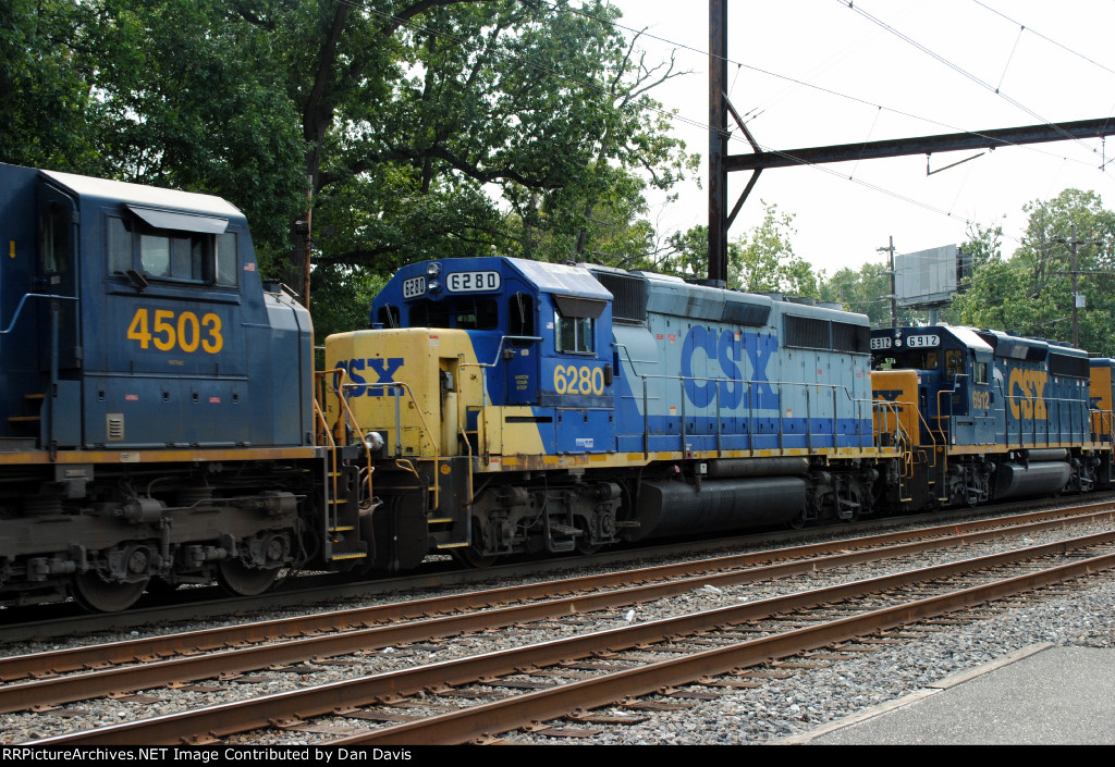 CSX GP40-2 6280 on Q438-01